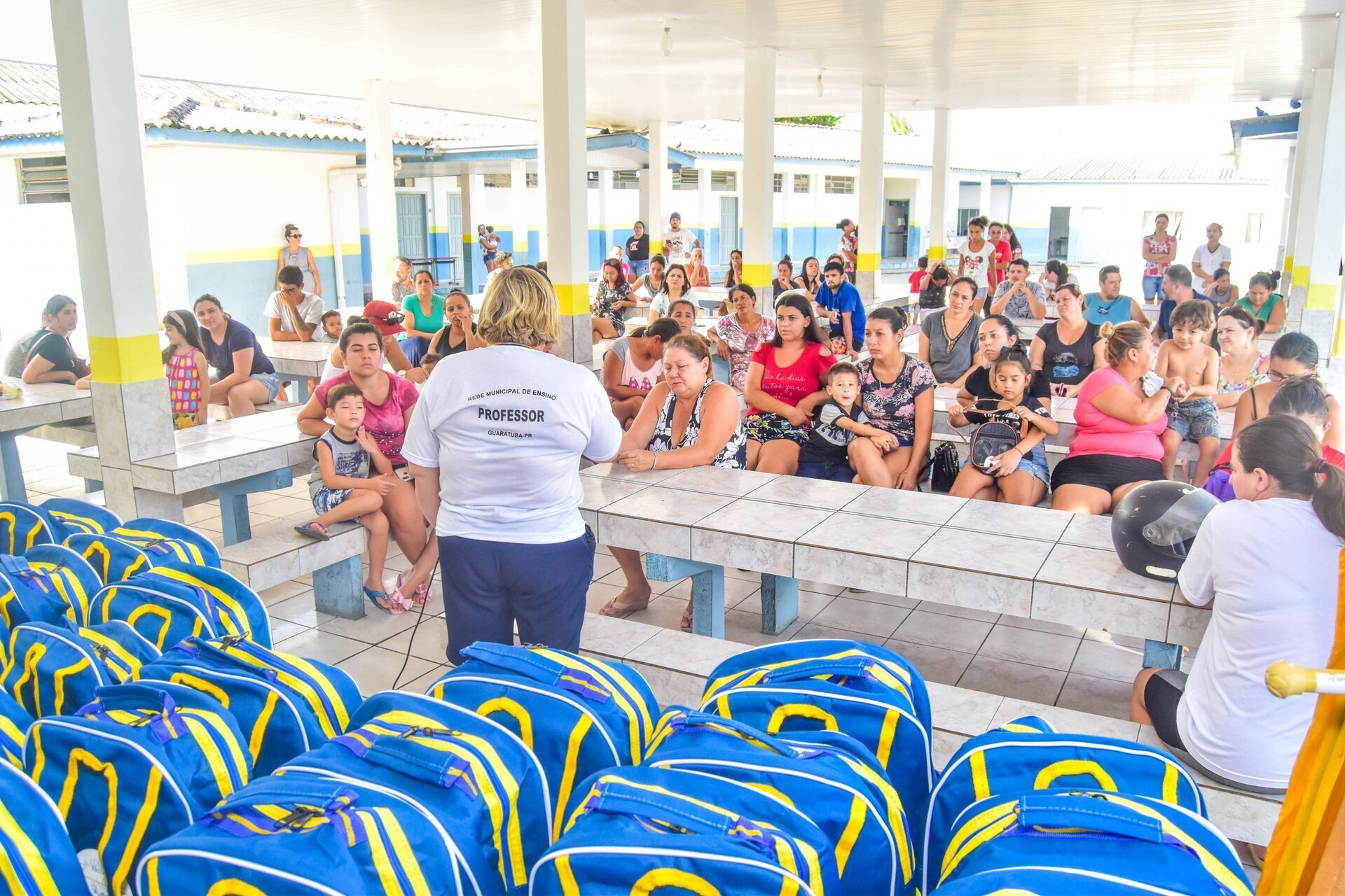 Alunos das escolas municipais de Guaratuba recebem uniforme - Correio ... Alunos das escolas municipais de Guaratuba recebem uniforme - Correio ...